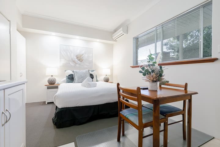 A7 - Escape The City | Studio With Free Parking! - Kingsley