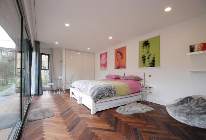 Stylish Garden Room, Central Location. - Whitehall