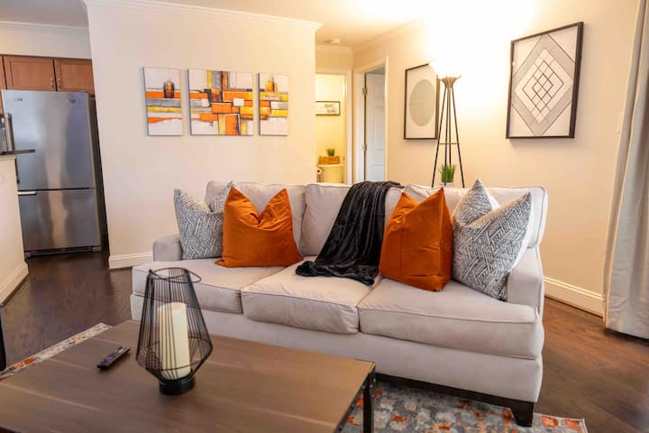 Cozy Quiet 1 Bed Condo W/ Pool | Gym | Desk - Charlotte