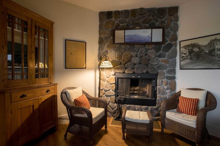 Shrews House, Mt. Ashland Room - Ashland, OR