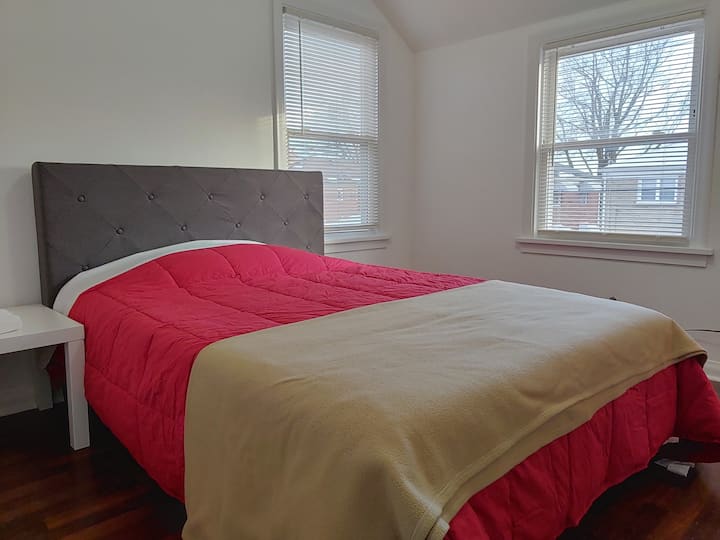 Cheerful Bedroom In Central Toledo, Monthly Deal - Toledo, OH