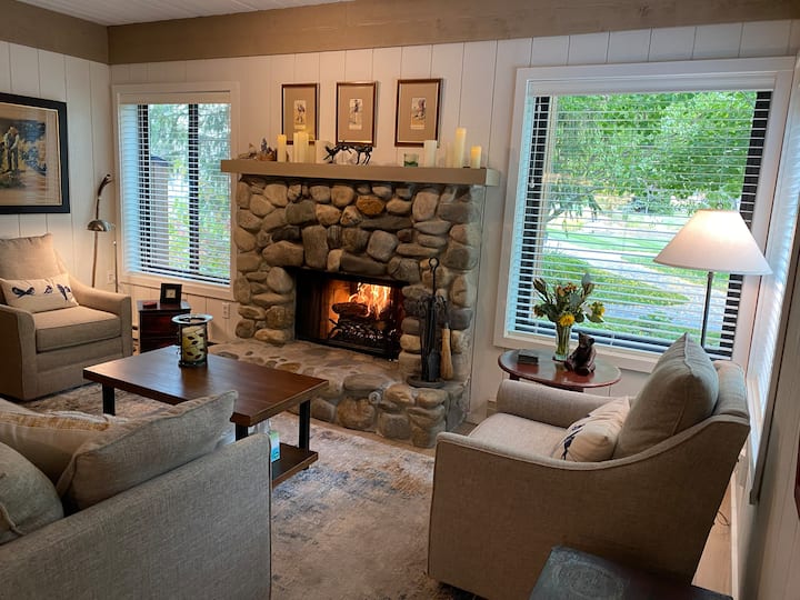 Cozy Creekside Sun Valley Condo - Sun Valley, ID