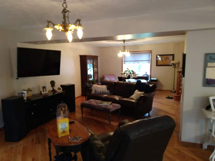 Comfortable, Convenient Room - Rockford, IL