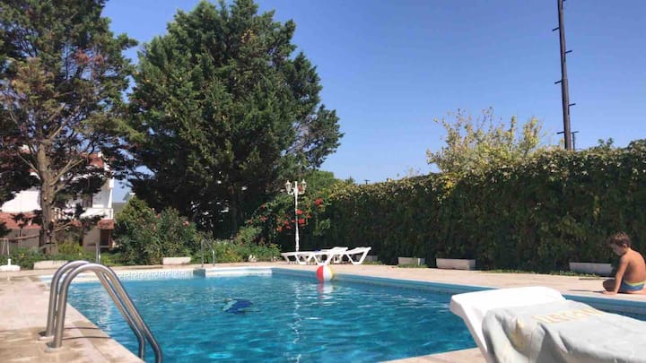 Bahçeli Ortak Havuzlu Denize 50m Villa - Silivri