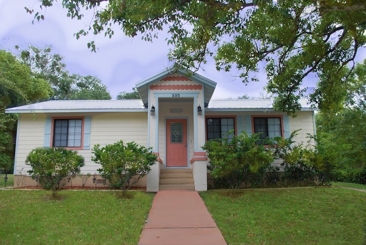 Cutest Cottage in the Cutest Town! Nothing Closer! - Houses for Rent in ...