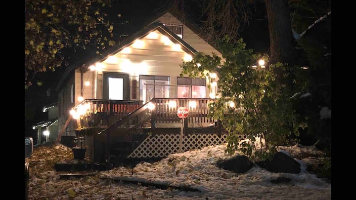 Home In Town, 2 Bedroom,2 Bath Loft & Parking ! - Leavenworth, WA