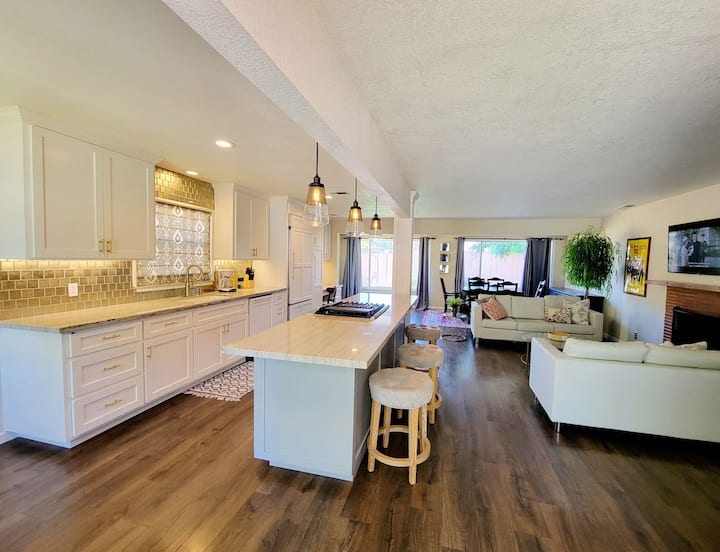 Sweet College Area Cottage Walkable & Pet Friendly - Modesto, CA