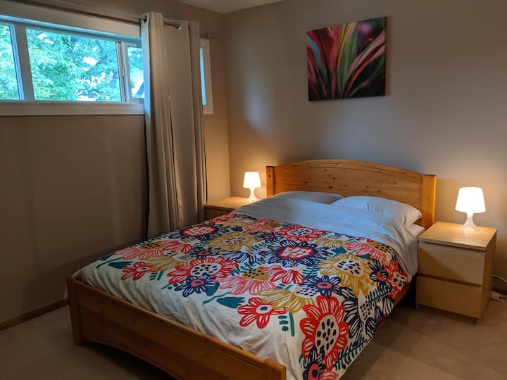 Central Main Floor Suite, Steps To Chinook Mall - Alberta