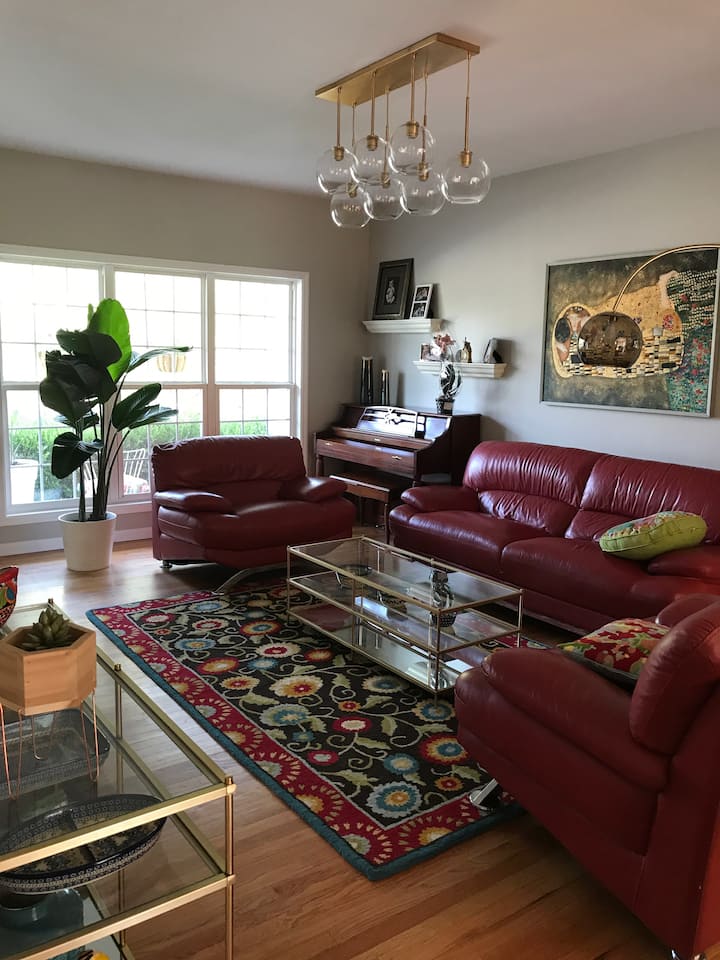 Private Living Quarters Centrally Located In Stl - Kirkwood, MO