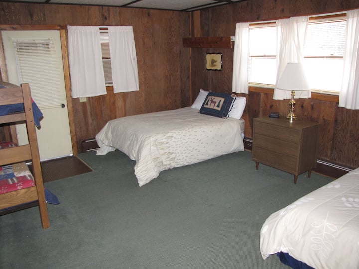Powder Hound Lodge, Room For 6 - 2 Twin & 2 Queen - Ironwood, MI