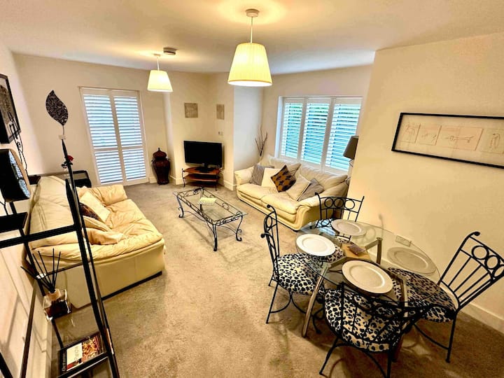 2 Bed 2 Bathroom Gated Apartment 1  Free Parking - Bromley