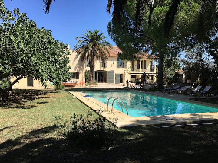 Arles: Mas (300m2) Entièrement Rénové Avec Piscine - Arles