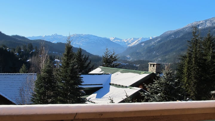 True Ski-in Ski-out 5 Bed Chalet - 威士拿