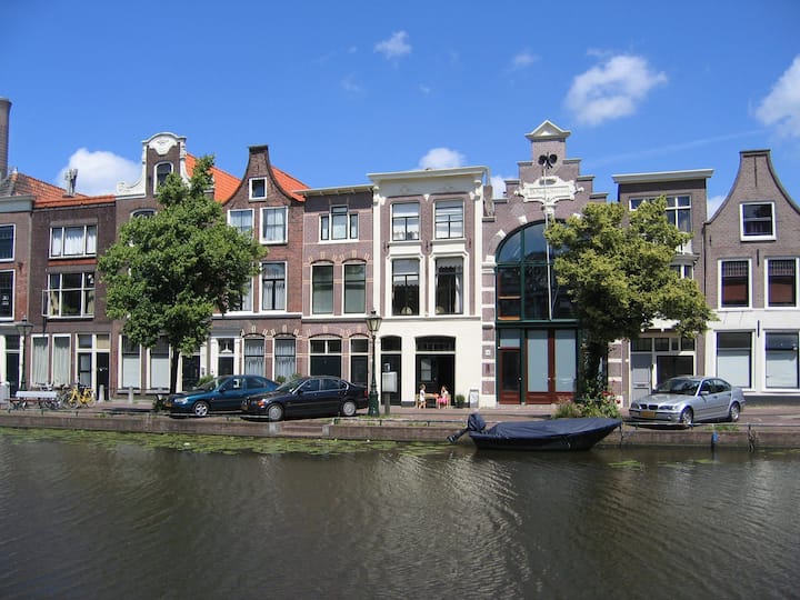 Historic Canal House In Leiden - Leiden