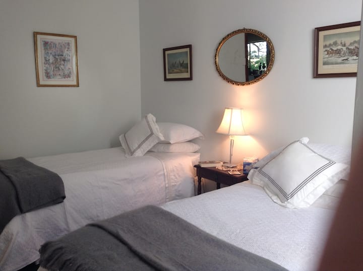 Garden Room, Whispering Pines Bed & Breakfast - Collie
