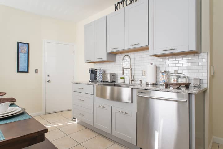 Stylish, 1st Floor•free Parking & Close To T - Boston, MA
