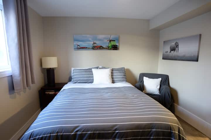 Cozy Hideaway Steps To Rogers Place - 7 Min Walk! - Edmonton