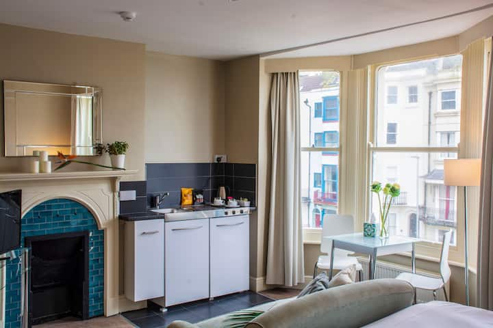 Large Double Room With Partial Sea View - Brighton