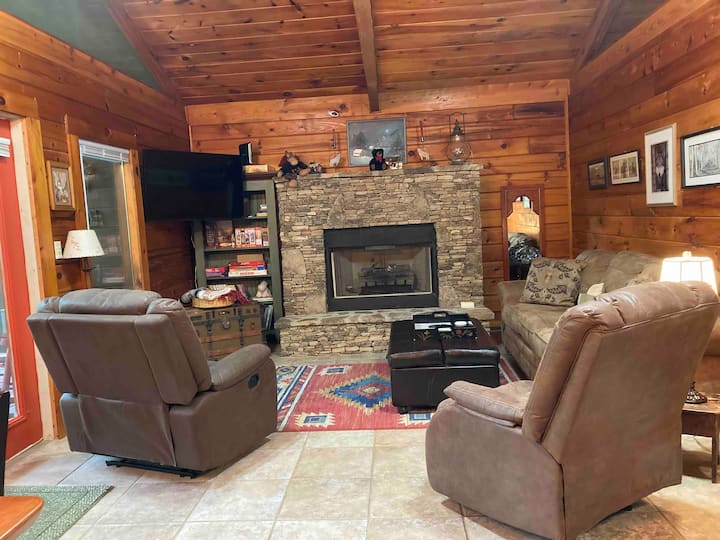 Little Cabin In The Woods - A Perfect Get-away! - Wears Valley, TN