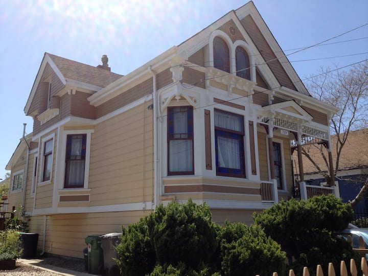 Studio Apt. In  Sunny North Oakland - Berkeley, CA