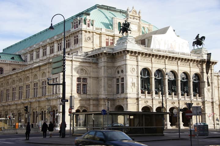 Long Term Walk To The State Opera House! - Vienna