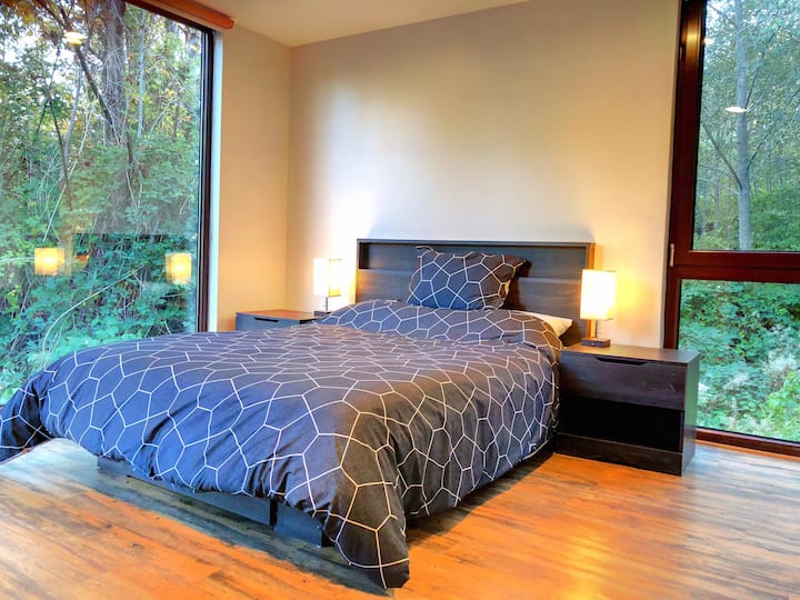 Modern, Tranquil Guest Room Close To Downtown - Seattle, WA