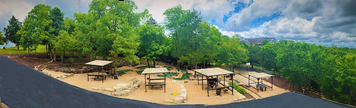 Breathtaking Skyline Retreat -Pool Open! - Branson, MO