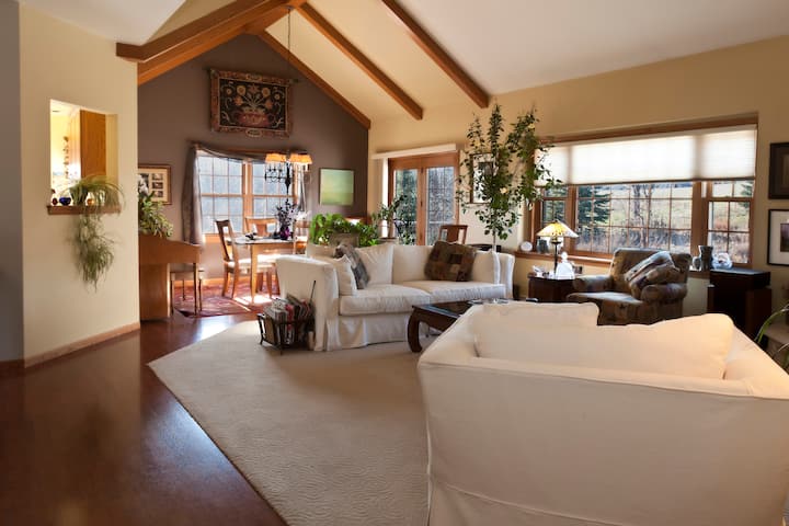 Lake Country Loft ,  Quiet & Clean. - Oconomowoc, WI