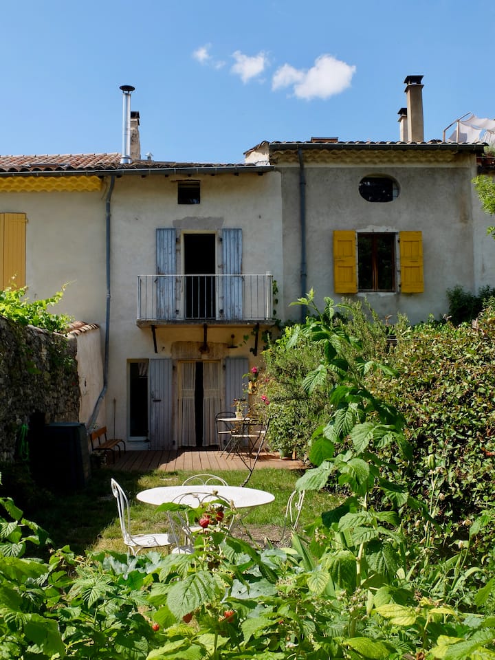 Grande Chambre Dans Maison Avec Jardin - Die