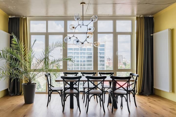 City Views From A Chic Highrise Apartment In The Heart Of Kyiv - Украина