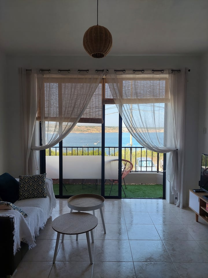 Seaside Serenity Cozy, Sea View 2 Bedroom Apart - Malta