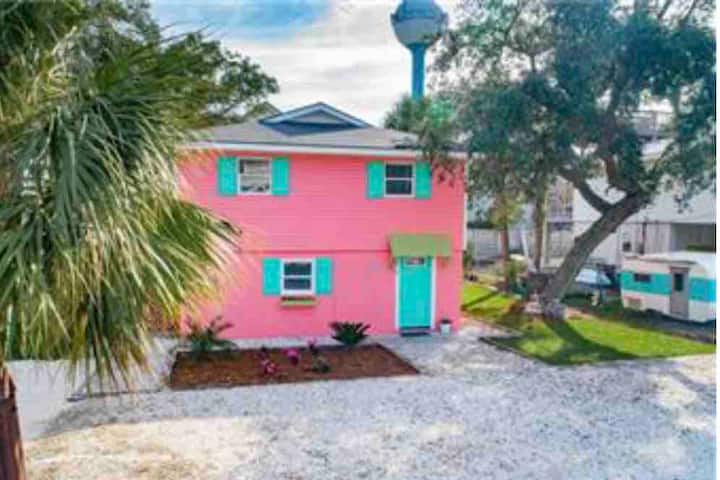 Bubble Gum Apt “A” 2 Blocks To Beach - Tybee Island, GA