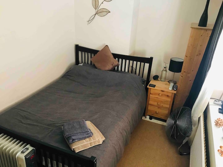 Double Room, Great Facilities & Ideal Location! - Carmarthen