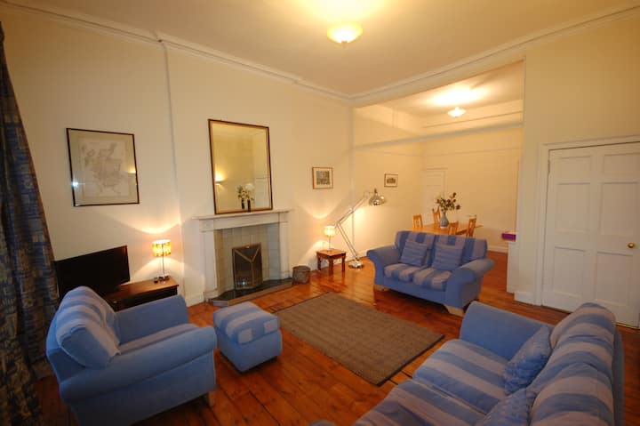Spacious City Centre Apartment - Edinburgh