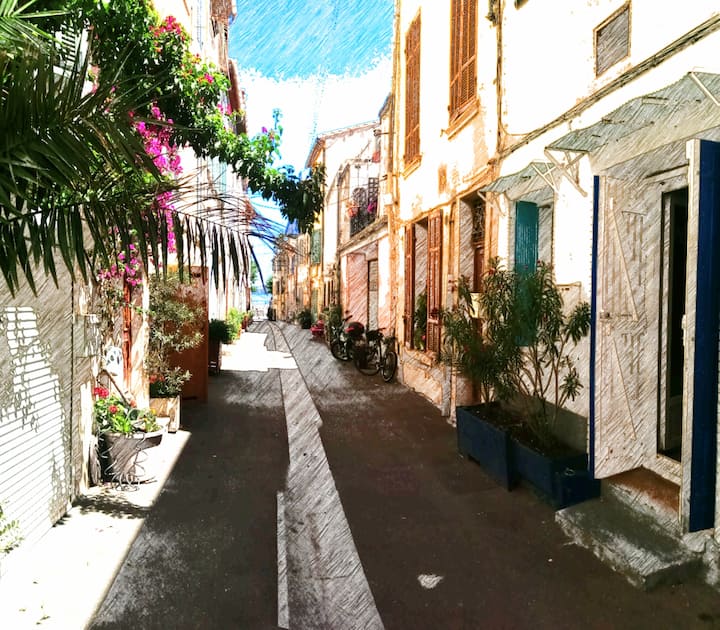 Home Artist Near The Port - La Ciotat