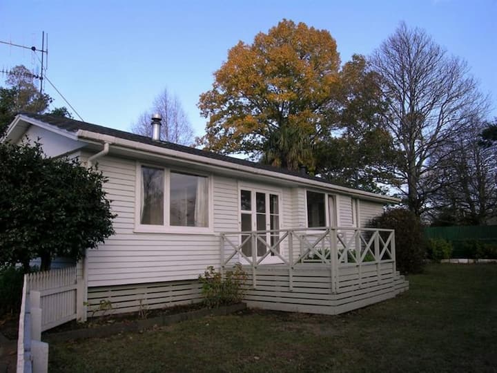 Turangi Holiday Bach - Sunny 3 Bedroom - Tūrangi