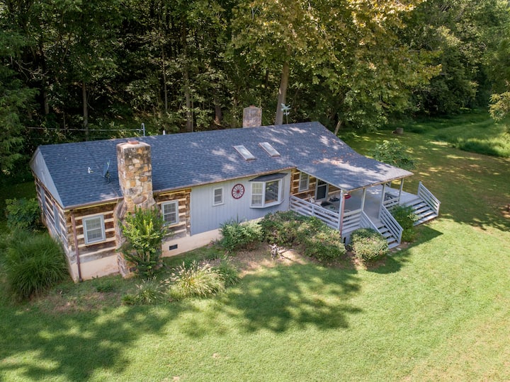 Riverfront Cabin! Farm, Kayaks, Campfires & Trail - Luray, VA