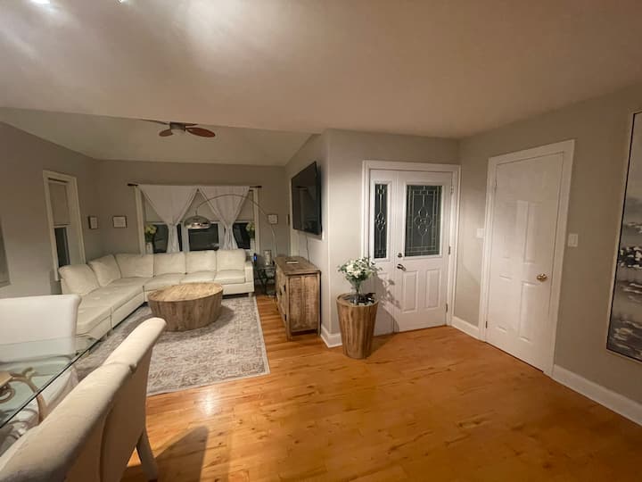 King Bed, Huge Room, New 65” Tv, Kit, Dr, Lr, W&d - Halifax