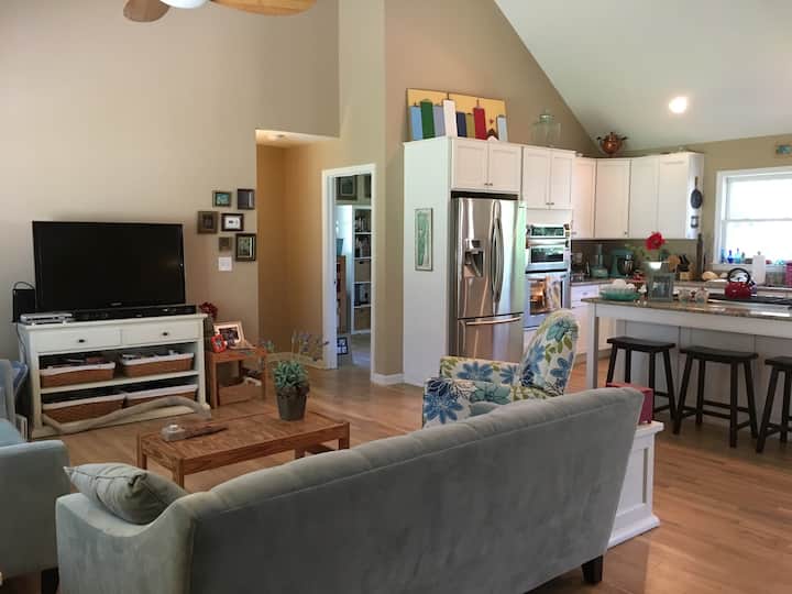 Brookhaven Bohemian Bungalow - Newly Remodeled - Dunwoody, GA