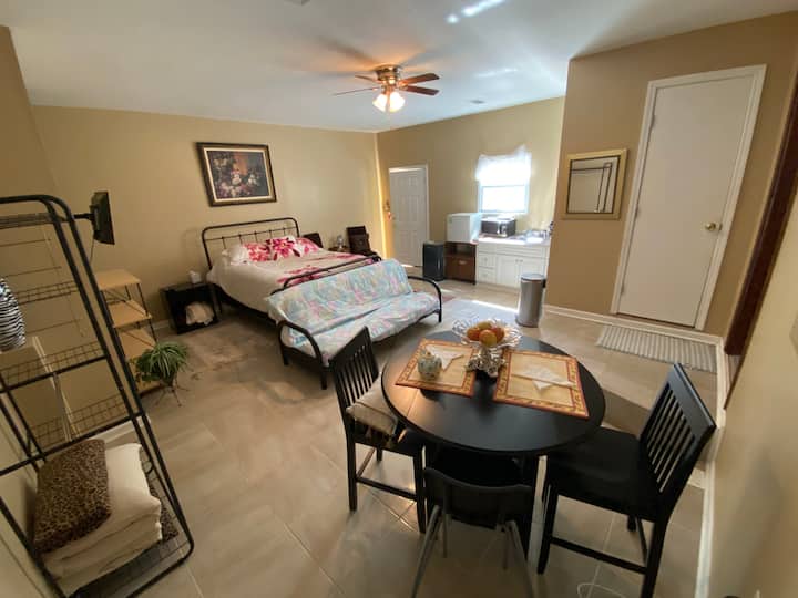 Super Large Suite W/kitchenette - Great Location - Kennesaw, GA