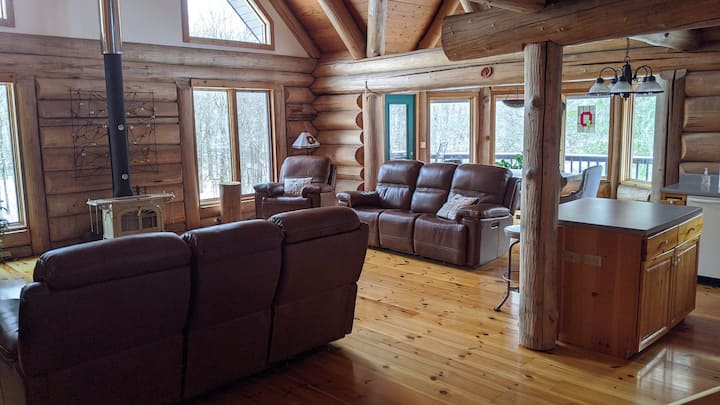 Log Home, Individual Bedroom & Bathroom. Hot Tub! - Delaware, OH