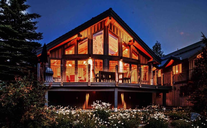 Wood Beams Charming Chalet - Whistler Blackcomb