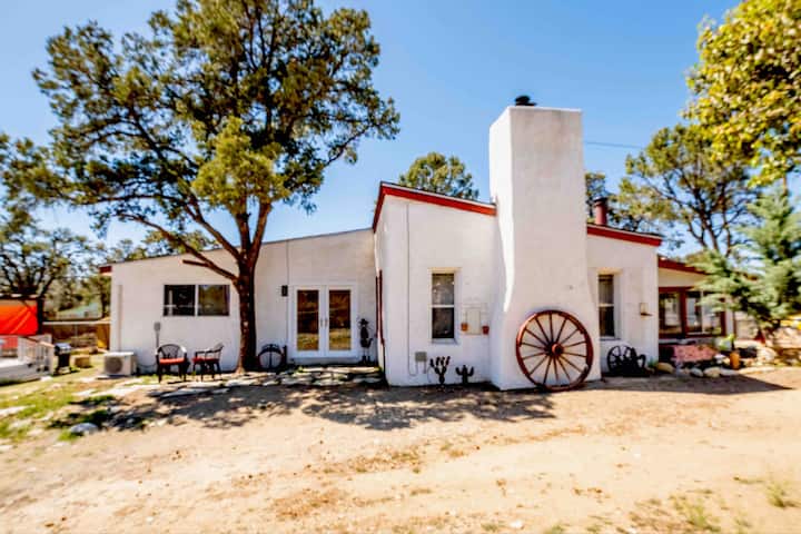 Cozy Retreat, Deck W/ Views, Hiking & Relaxation - Joshua Tree National Park