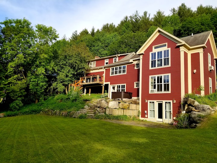 Stowe Village Home In Historic Downtown + Hot Tub - Stowe, VT