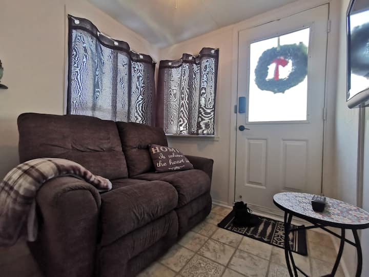 Cozy Tiny Bungalow, 15 Min Walk From Metro Station - Longueuil