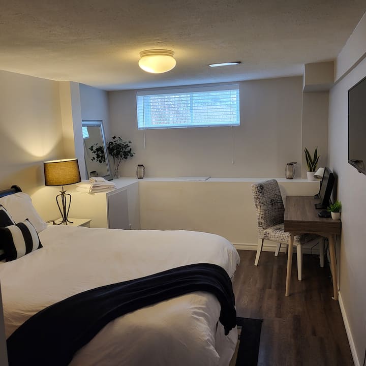 Comfortable Private Suite W/ Full Kitchen + Desk - Barrie