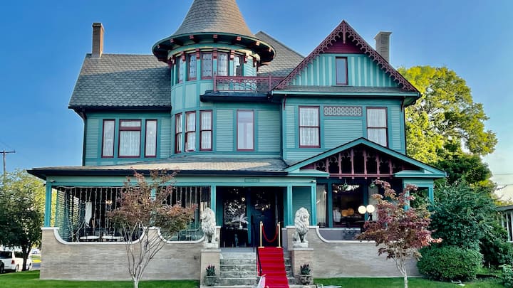 1898 Museum Level Victorian Staycation Experience - White Rock Park, St Paul