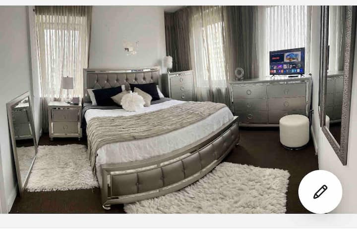 Sunny, Well Decorated~king Bed~gym ~Pool~rooftop - Marymount University, Arlington