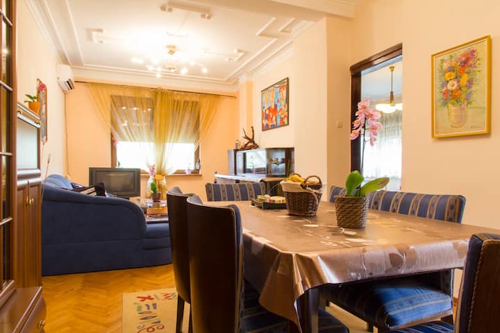 Aristocratic Sofia Top Center Apartment With View! - Bulgarie