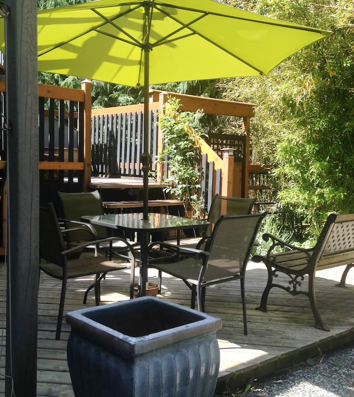 Salt Spring Carriage House - Garden Room - Salt Spring Island